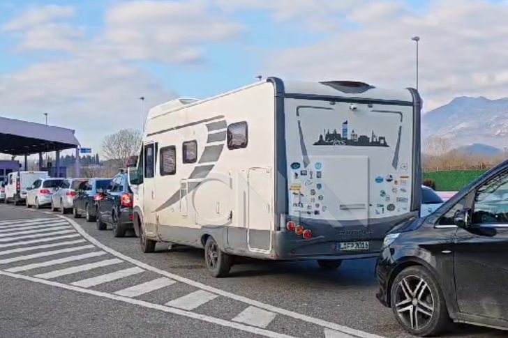 FOTOLAJM-Bllokim dhe trafik i rënduar në aksin nacional Korçë-Tiranë ... FOTOLAJM-Bllokim dhe trafik i rënduar në aksin nacional Korçë-Tiranë ...